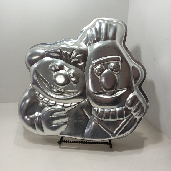 Wilton | Kitchen | Vintage Wilton Ernie And Bert Cake Pan Muppets 977 ...